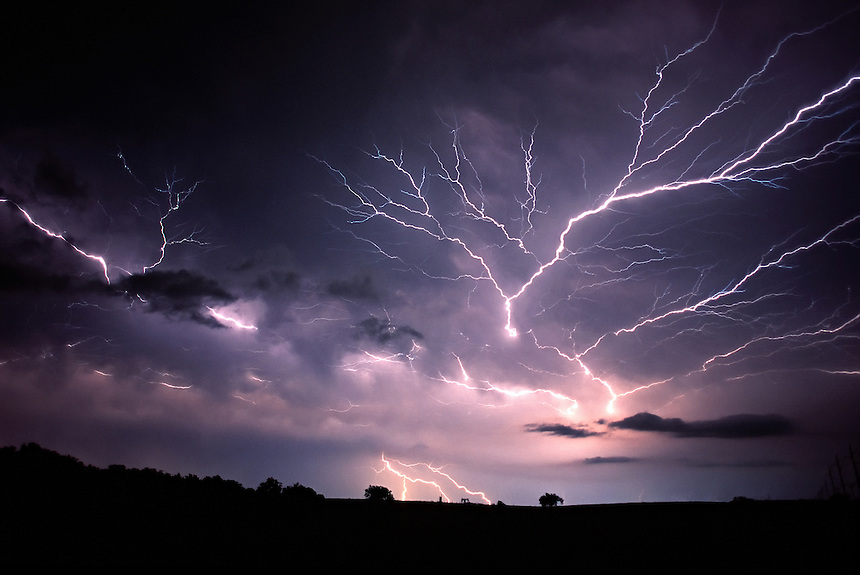 Proses Terjadinya Kilat Beserta Jenis dan Gambarnya - IlmuGeografi.com